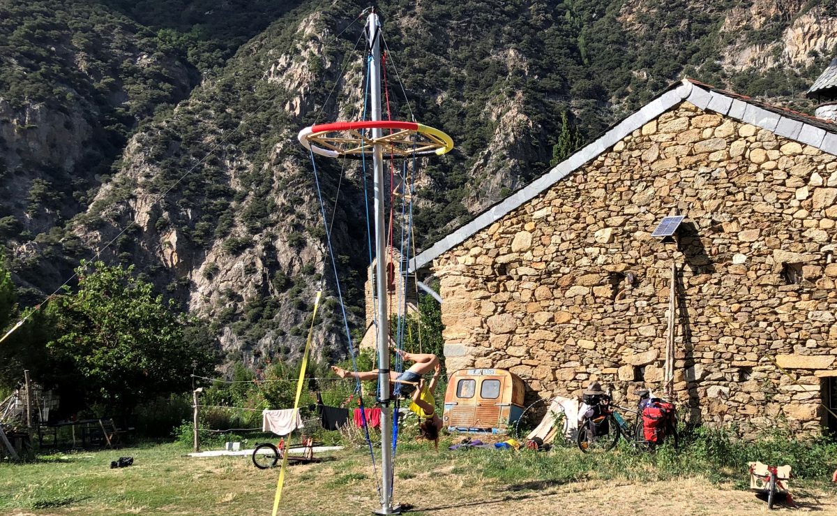 The Carousel Mast (New) – Le Moulin à Vent