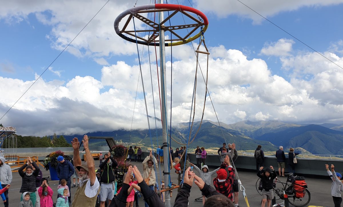 The Carousel Mast (New) – Le Moulin à Vent